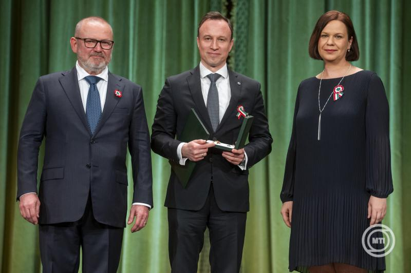 Olyan kitüntetésben részesült a hazai gyógyszeróriás vezérigazgatója, amelyben csak keveseknek ...